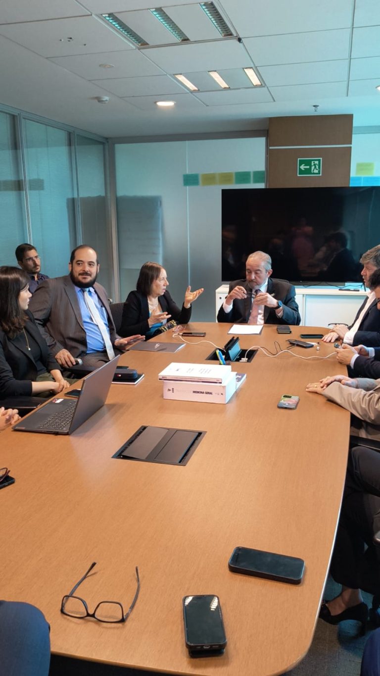 Fenam apresenta à AgSUS proposta para ACT dos médicos do PMpB - Fenam